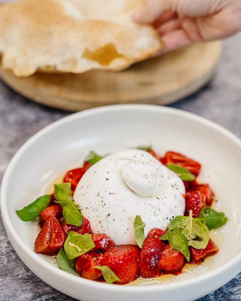 Burrata and strawberries - Mejicano